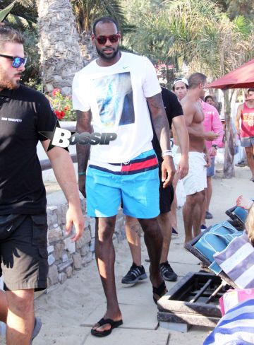 Lebron James Vacations With Pregnant Wife Savannah In Mykonos