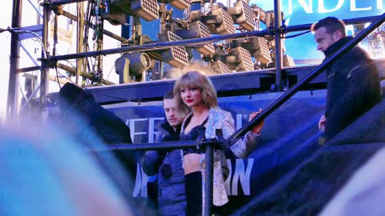 Taylor Swift's Awkward Self Slips On Stairs