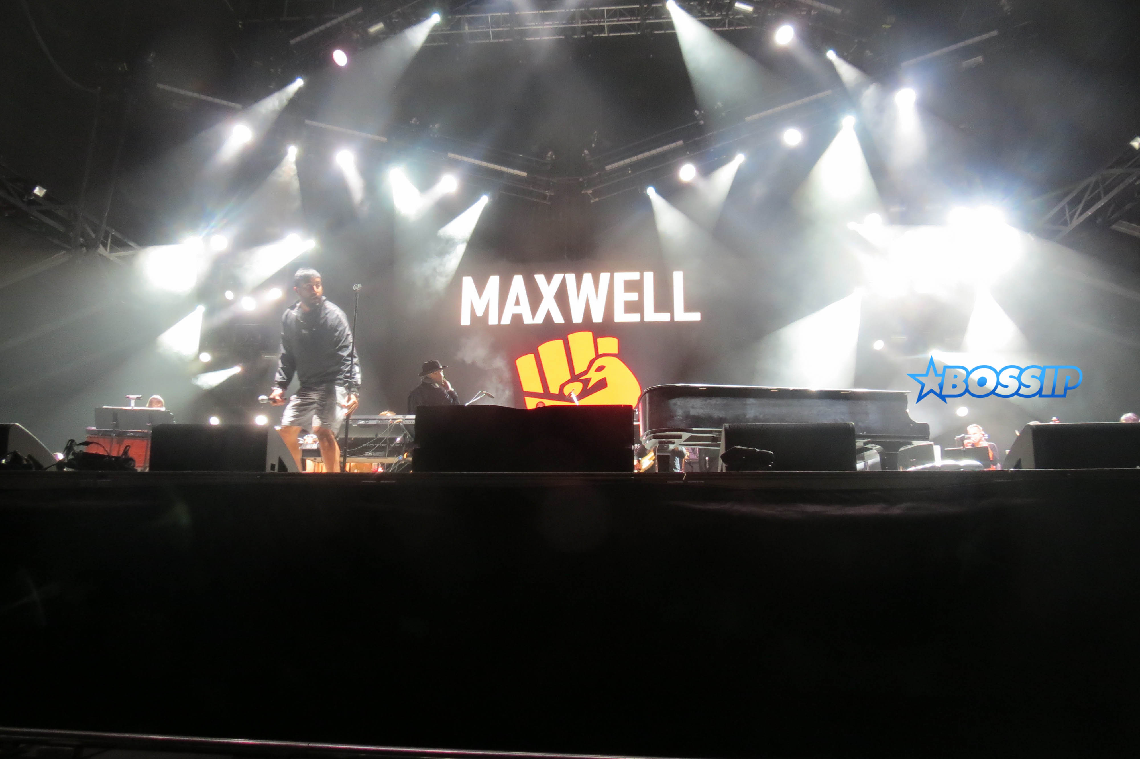 Maxwell Performs During Harry Belafonte's 'Many Rivers To Cross' Fest