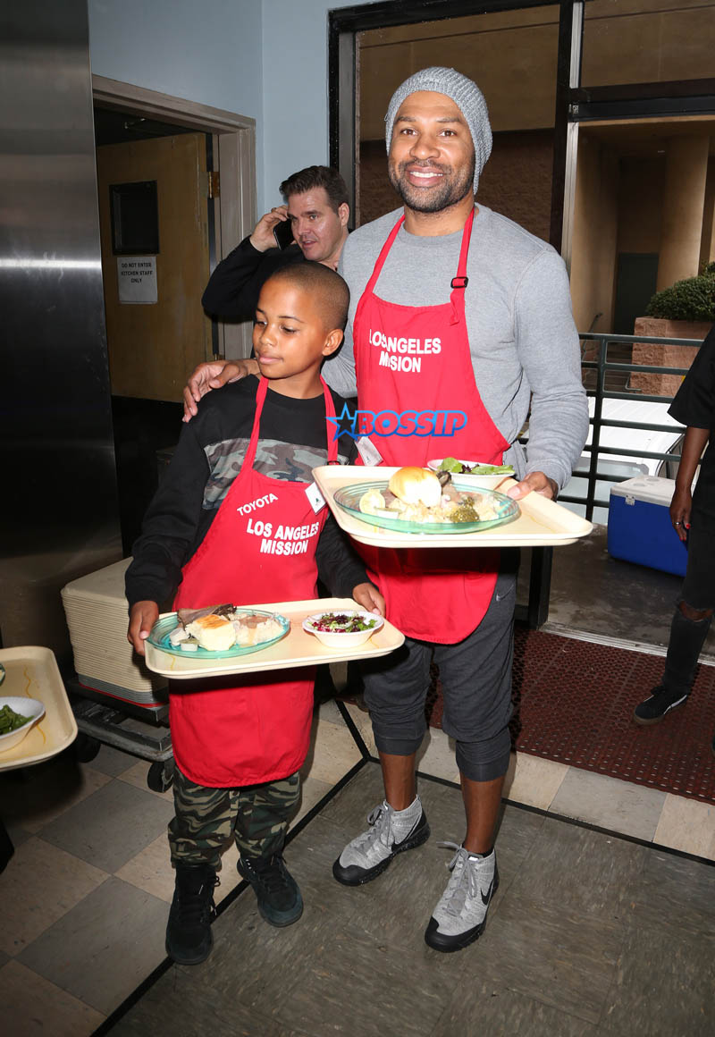 Derek Fisher, Gloria Govan Volunteer At Mission Dinner With Their Kids