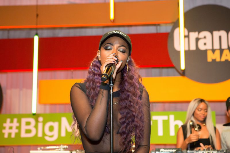 Justine Skye Takes A Knee While Singing The National Anthem At The Nets ...