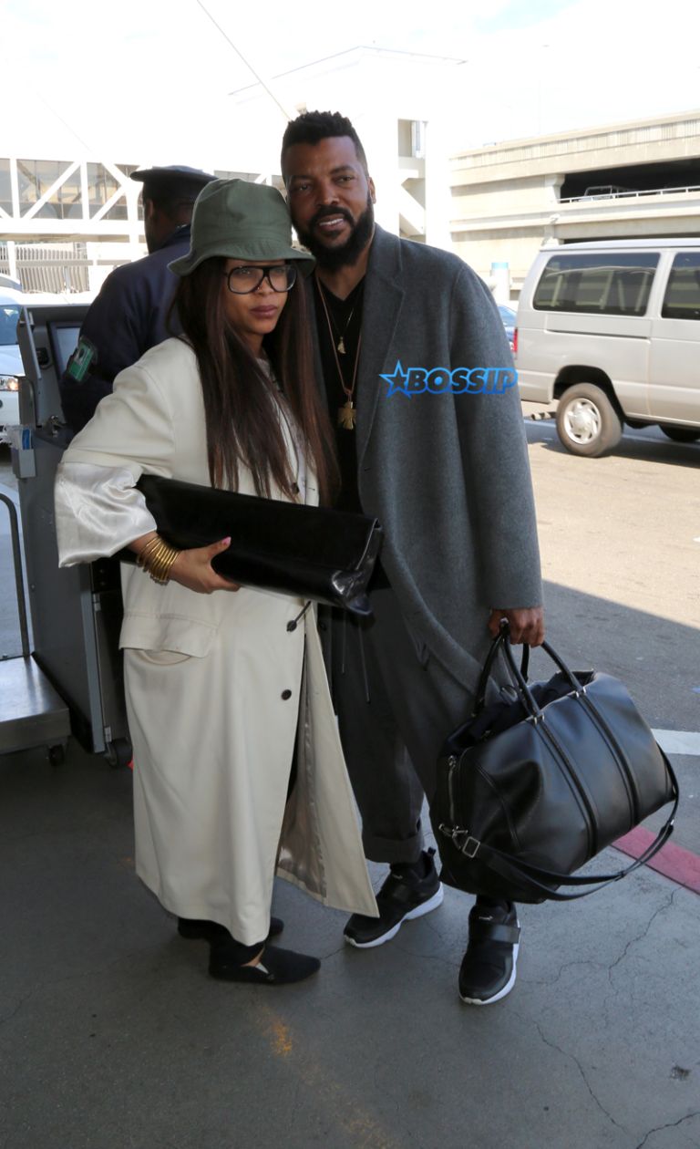 Some Sweet Black Love: Erykah Badu Coupled Up With Carl Jones At LAX ...
