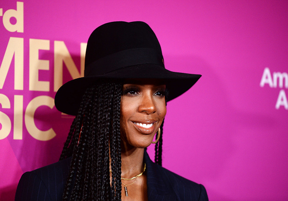 Kelly Rowland Rocks Hot Pink Eyebrows