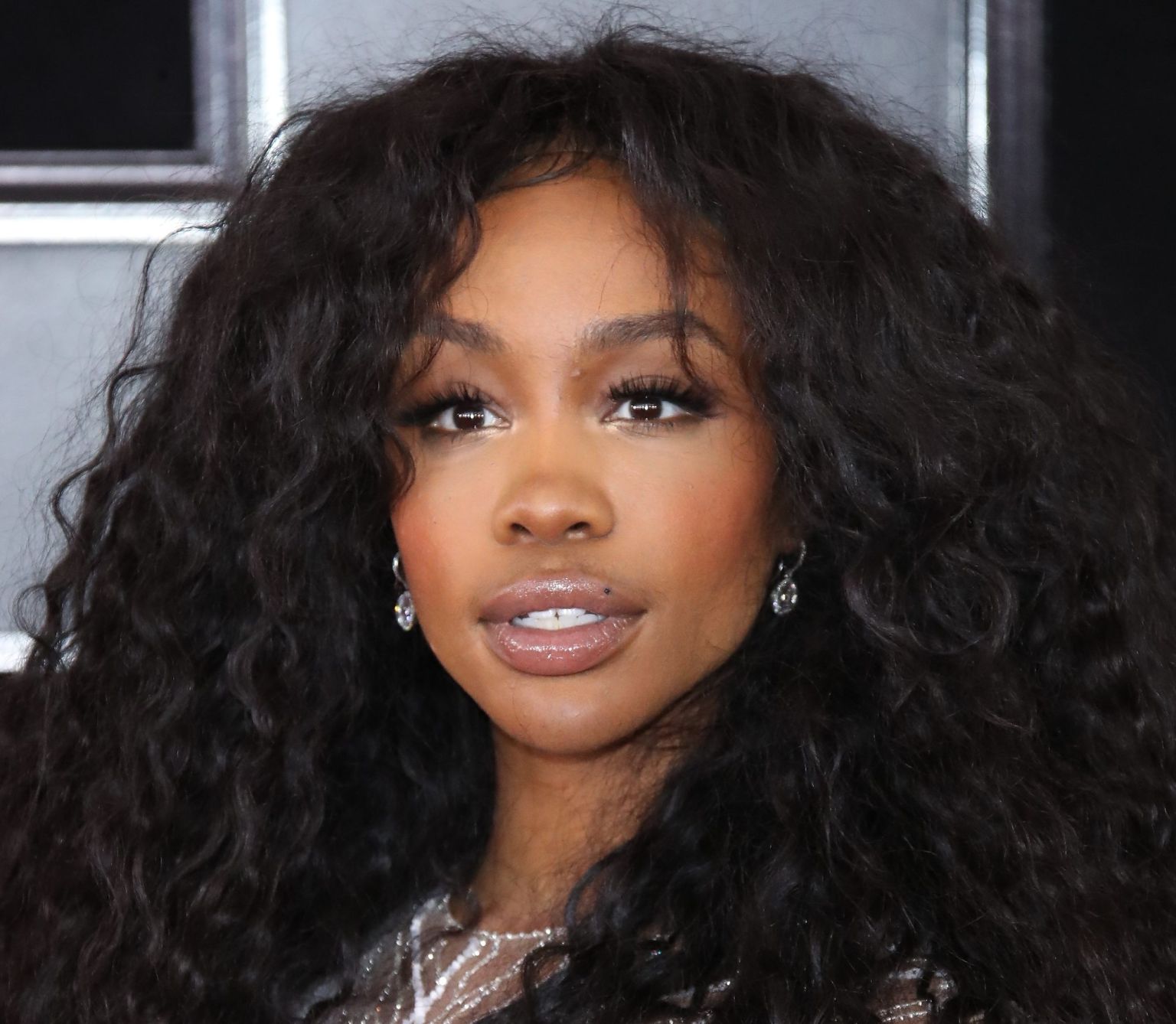 Are You Feeling This Hairstyle? SZA Tosses Her Puffy Bundles For A 70’s ...