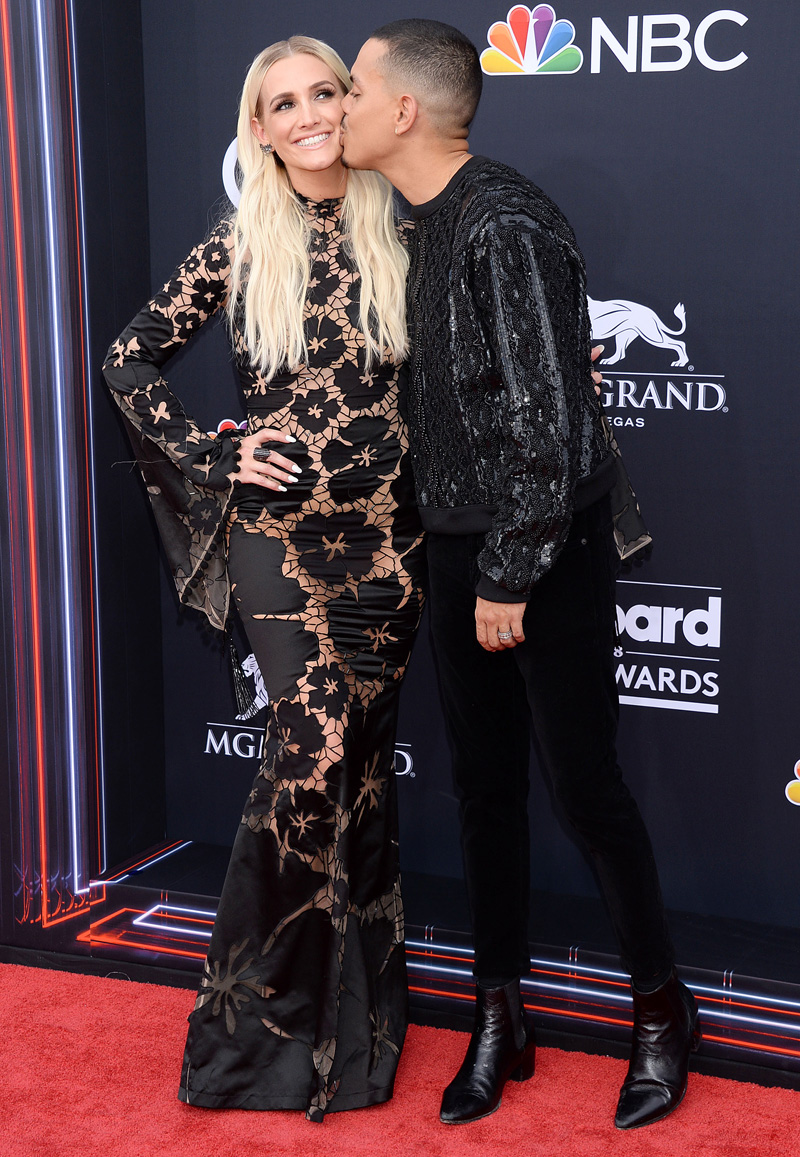 Who Looked More Bangin At The Billboard Awards? - Bossip