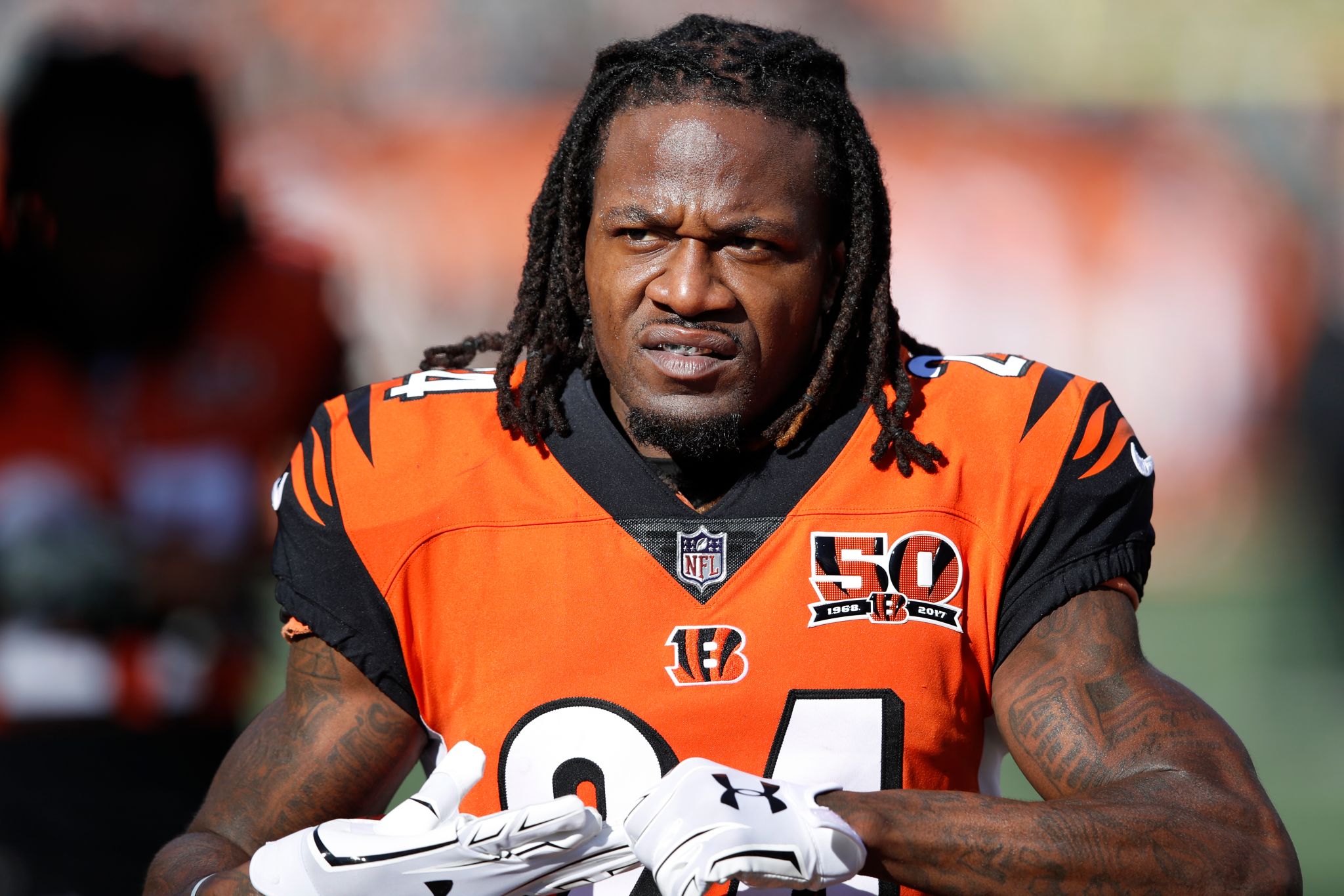 Adam "Pacman" Jones knocks Atlanta airport employee out in fistfight