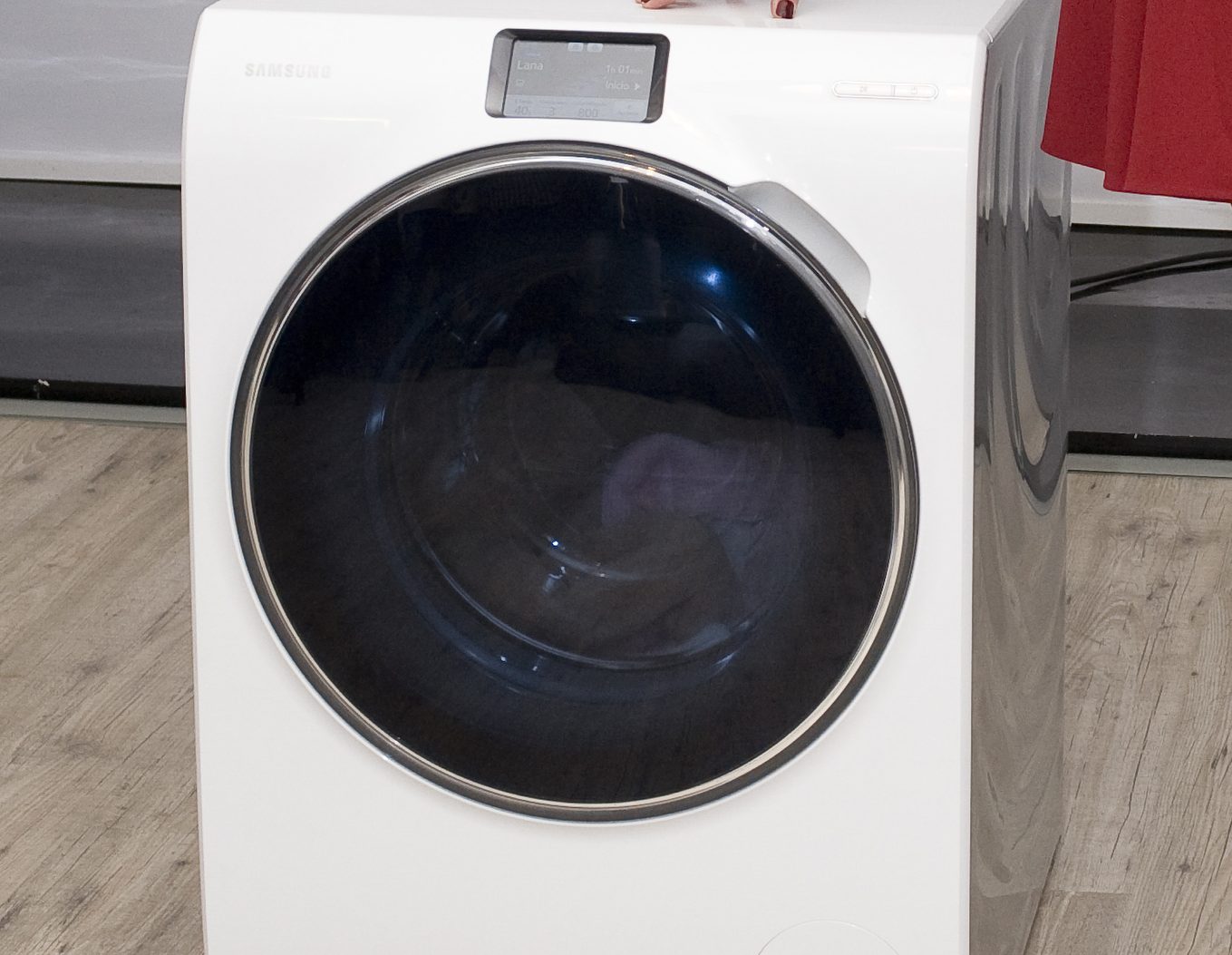Lil Girl At Babysitter Gets Stuck In Washing Machine
