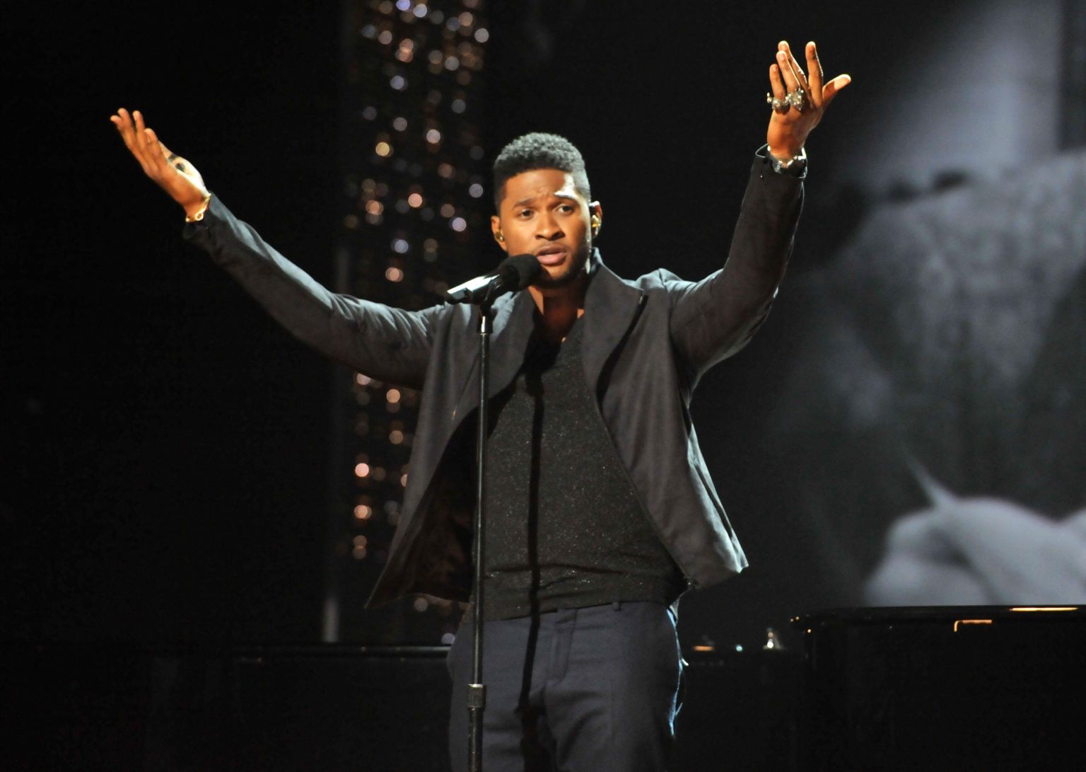 Usher Drops A Visual For The Zaytoven-Produced "Peace Sign" [Video]