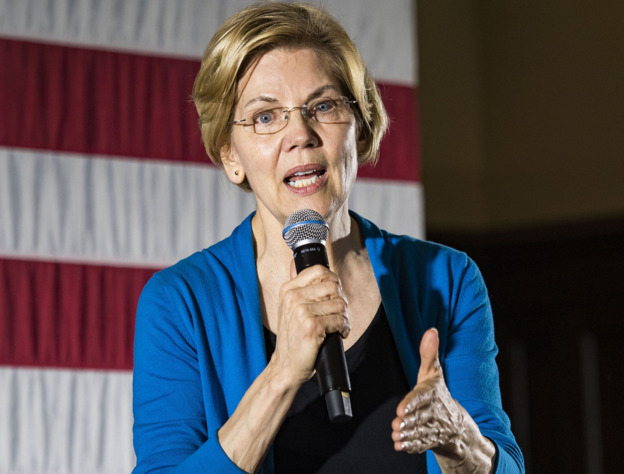 Elizabeth Warren's Priceless Hand Rub During Debates Sparks GIFs