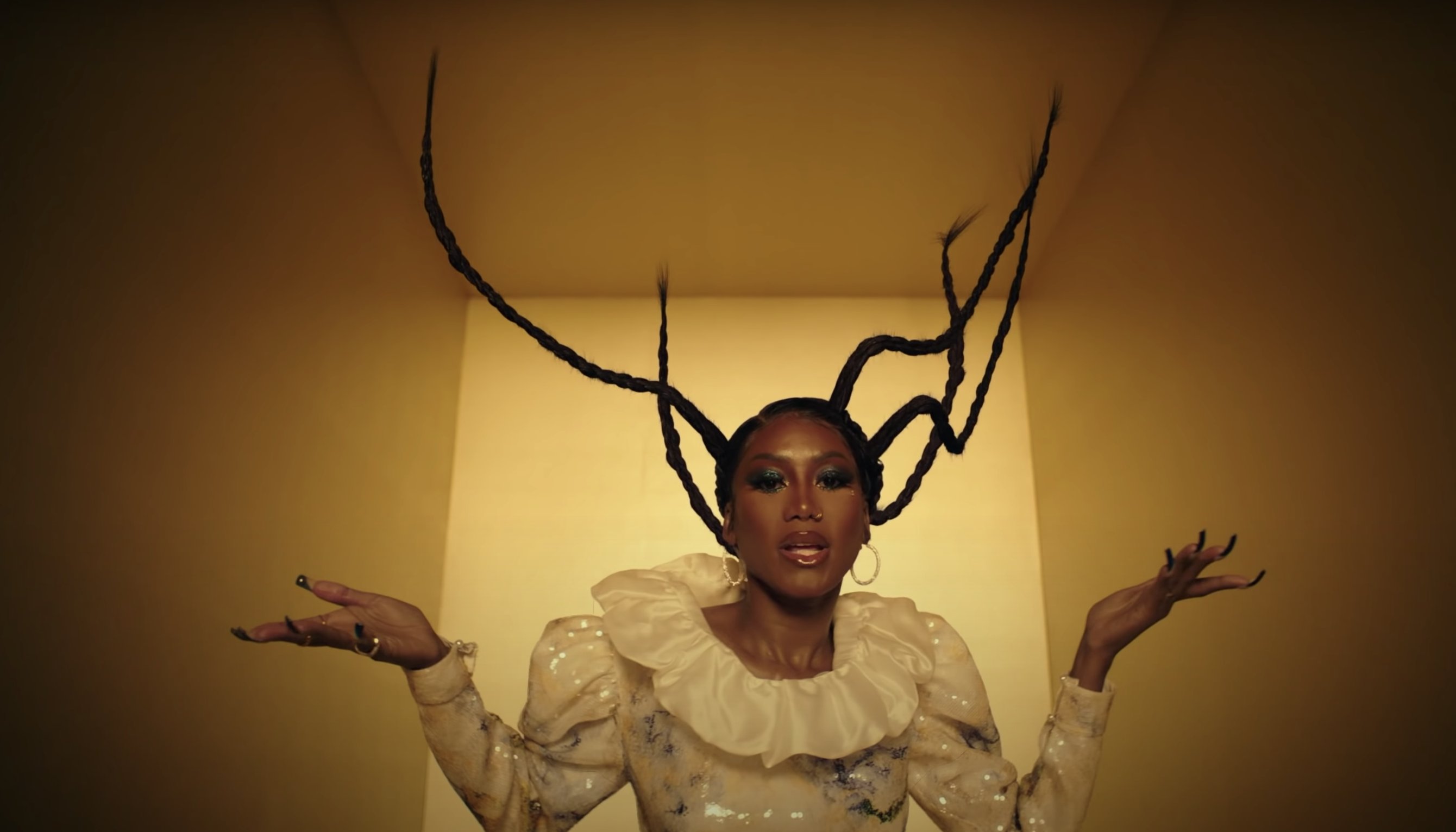 Muni Long releases music video for her new single "Breakin Up"