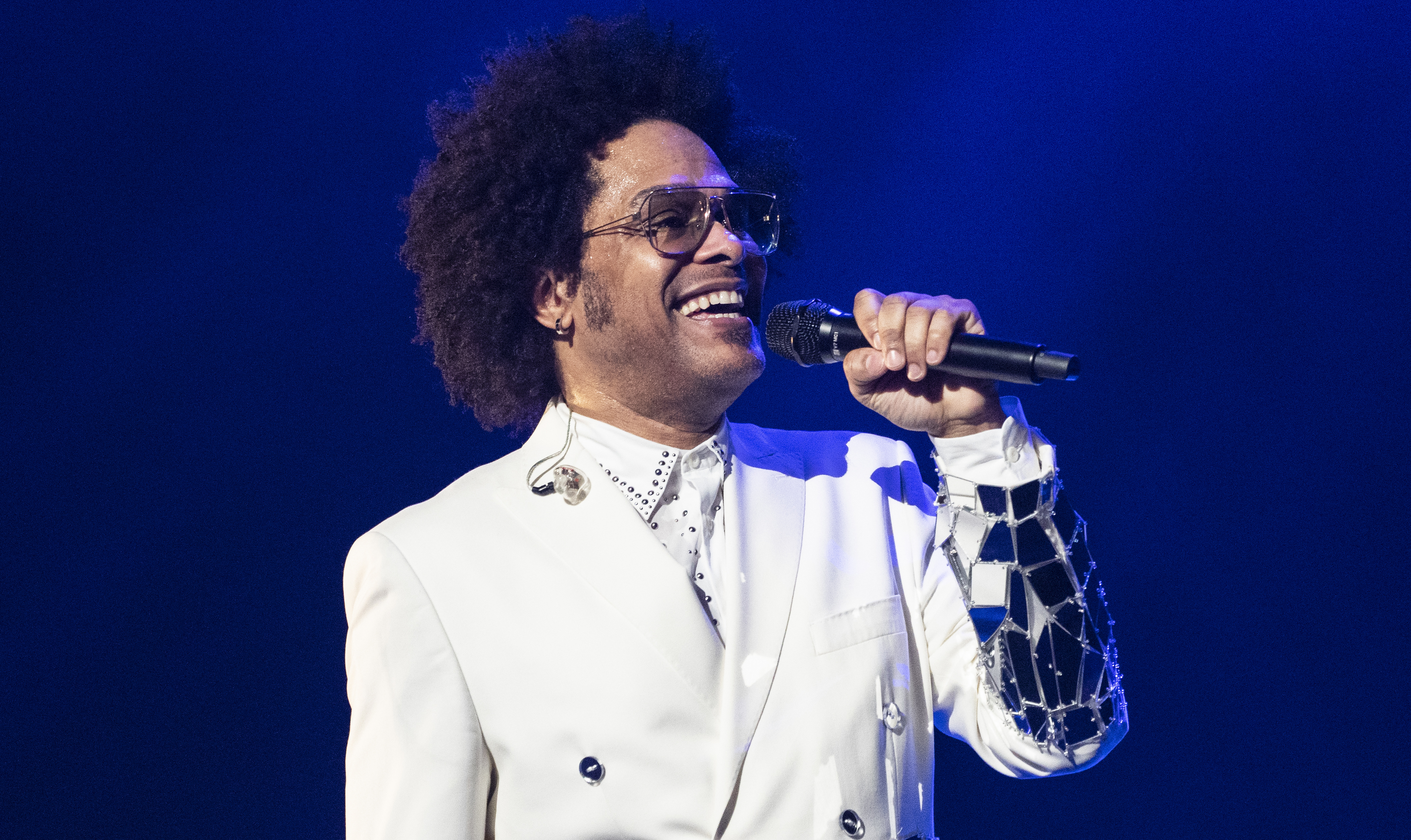 Maxwell Drops Down & Gets His Caribbean Eagle On At Show, Sparks Hysteria