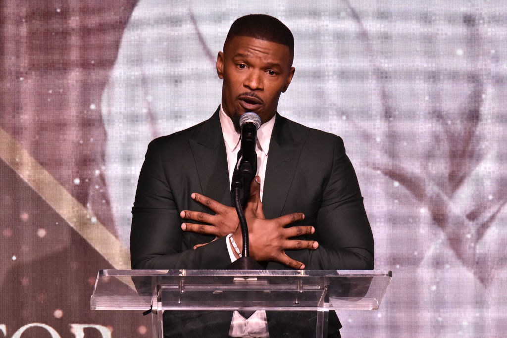 Jamie Foxx Spotted Helping A Woman Find Her Purse In Chicago